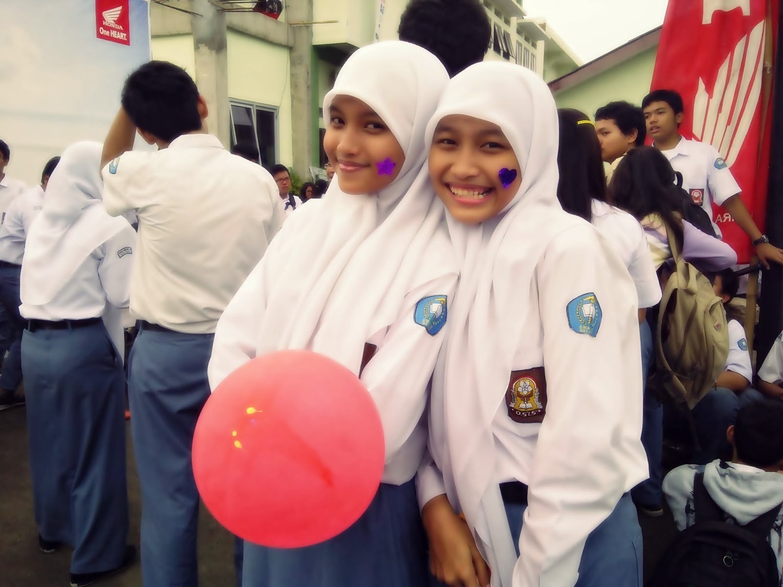 Naungan Langit Maha Biru: Sekolah Menengah Atas